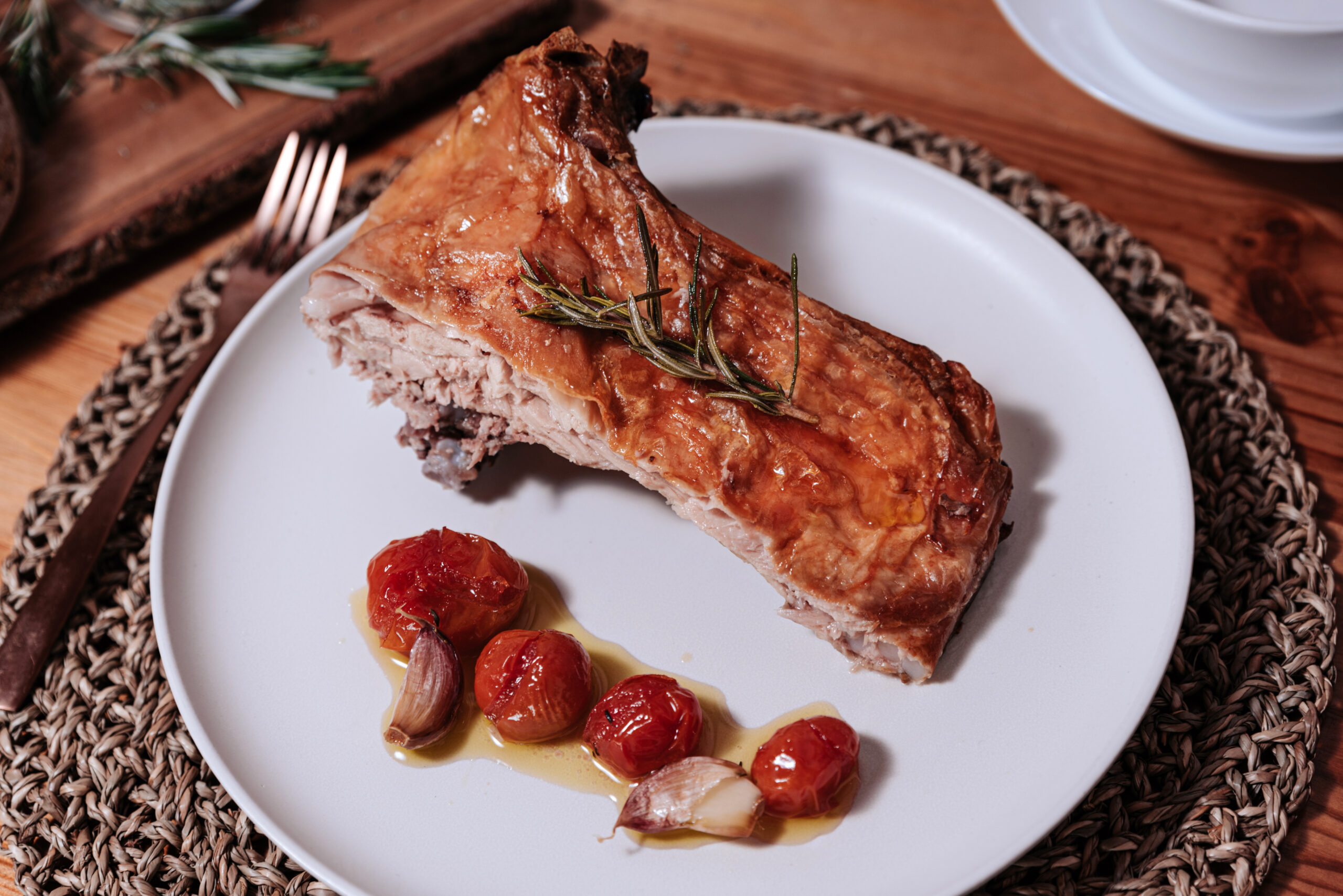 Cordero Asado al estilo tradicional con tomates confitados - Dorea